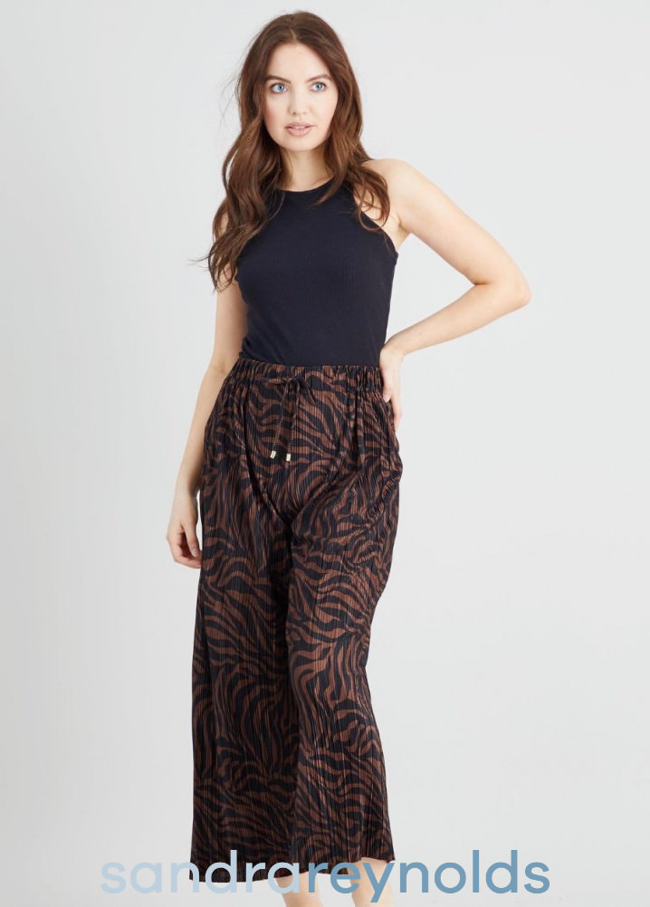Courtney Baldwin | London Model Agency | Sandra Reynolds